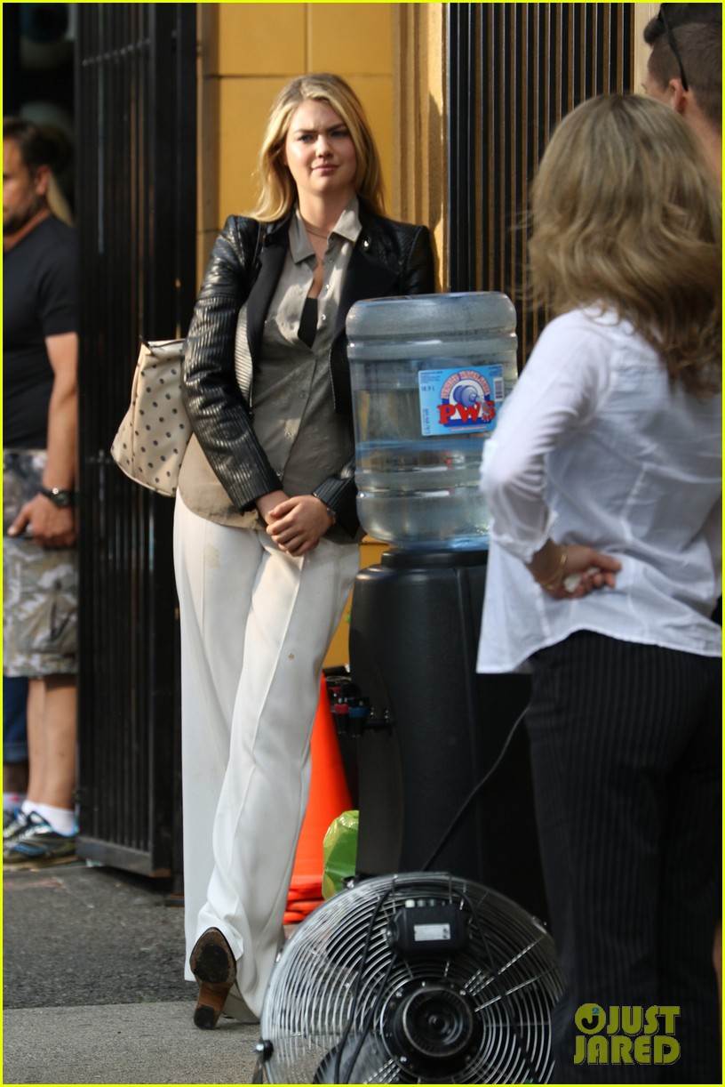 Kate Upton Lets Out a Fit of Anger During 'The Layover' Filming: Photo ...