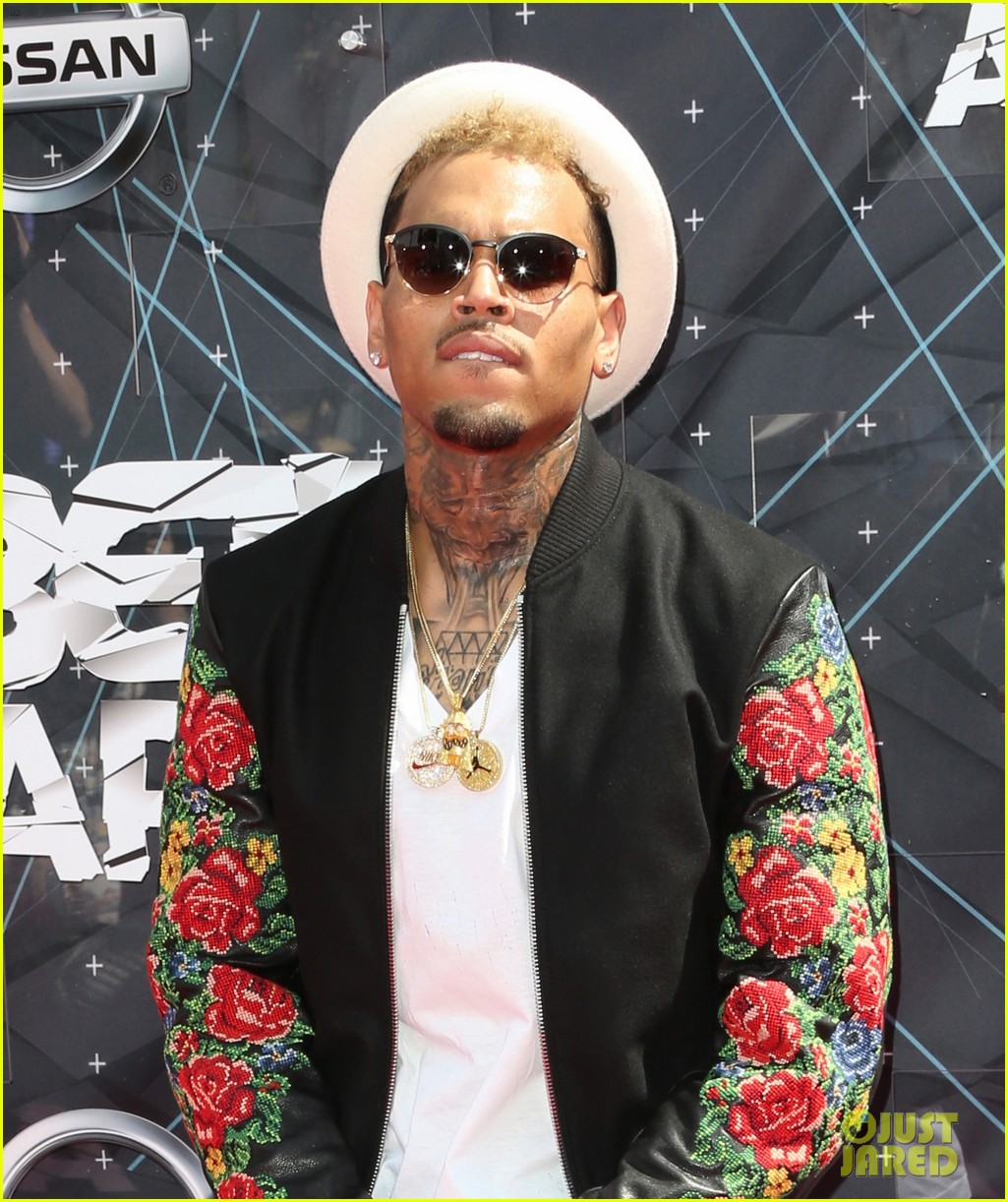 Chris Brown Wears Shorts on BET Awards 2015 Red Carpet: Photo 3403801 ...