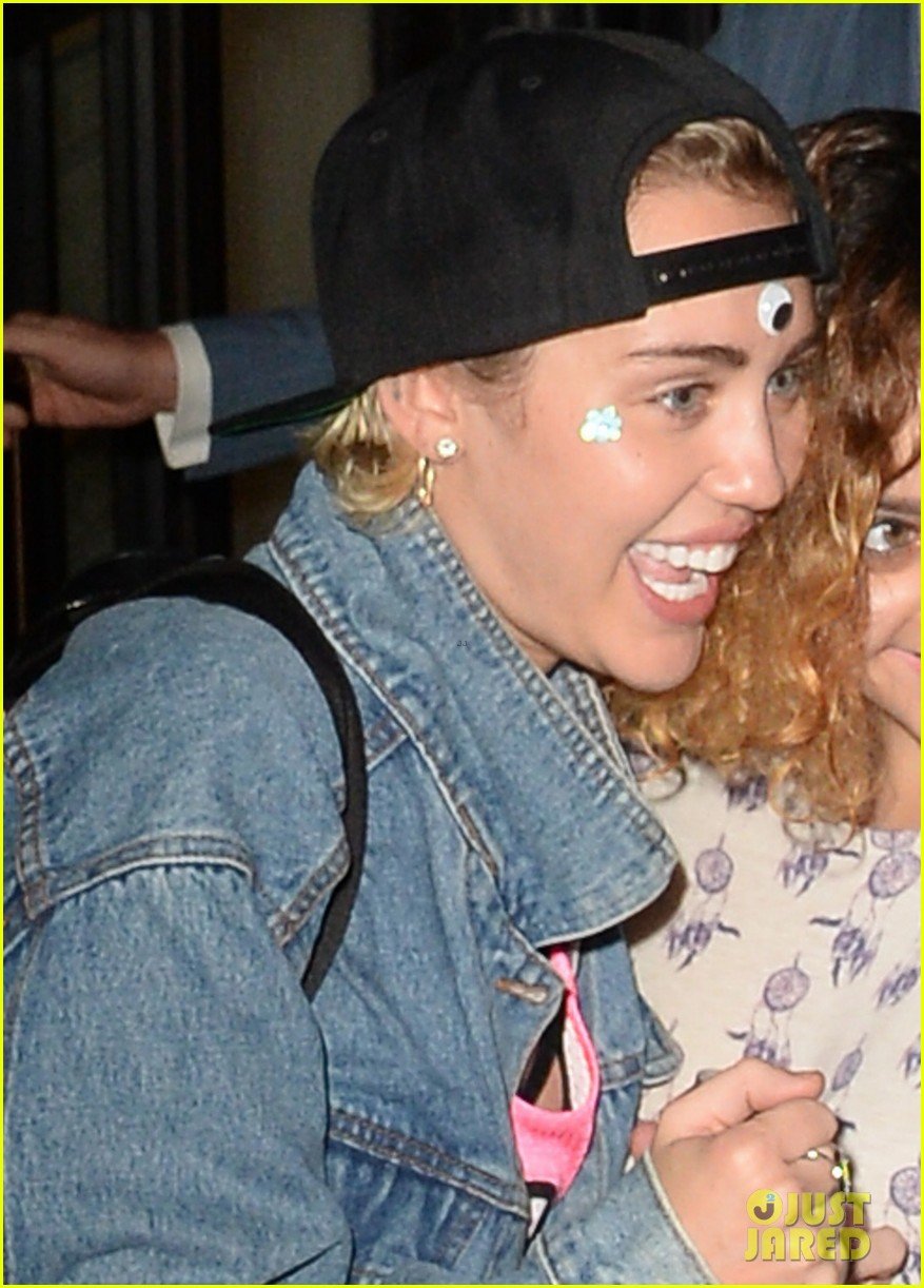 Miley Cyrus Rumored to be Dating Victoria's Secret Model Stella Maxwell ...