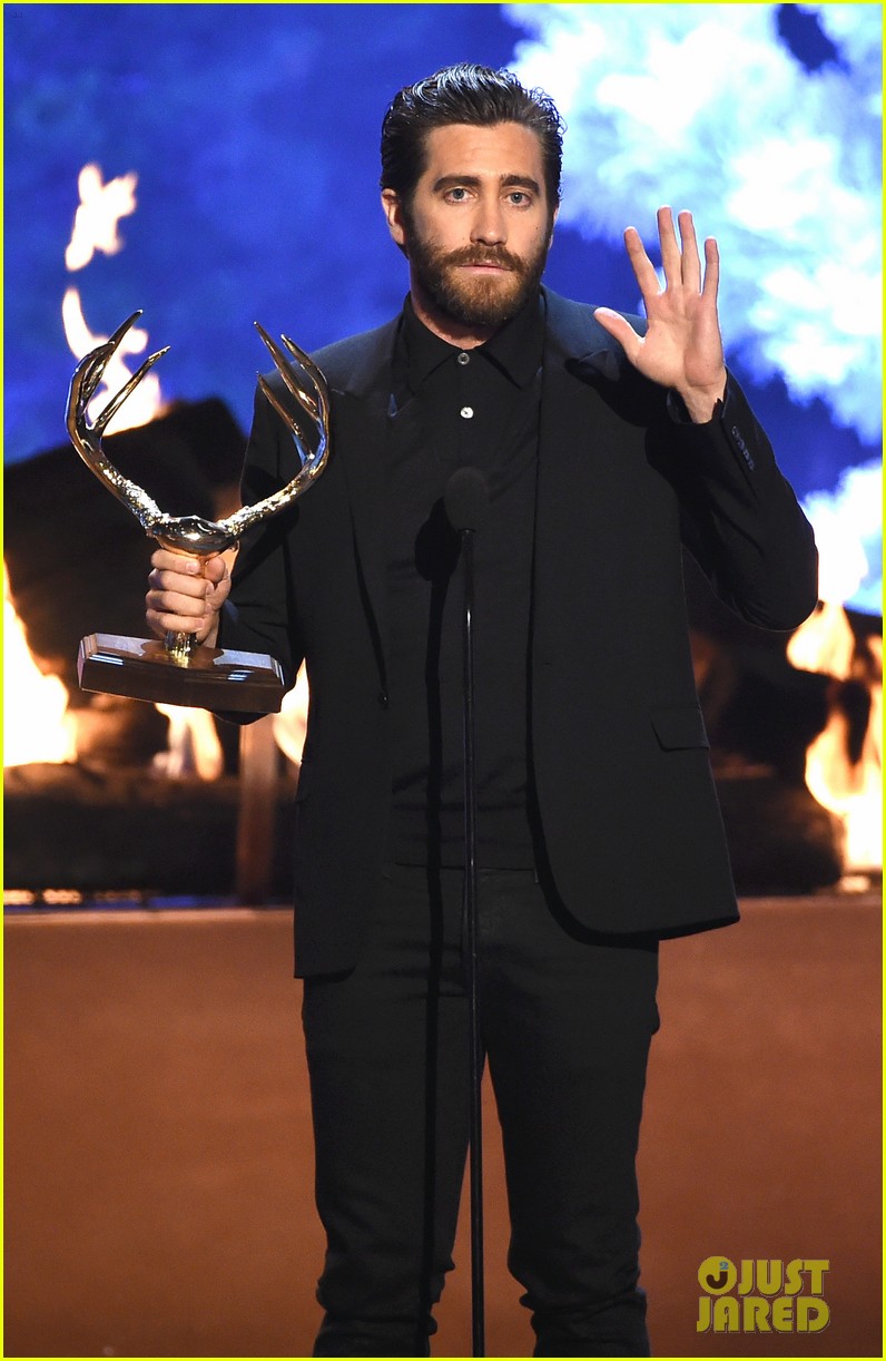Jake Gyllenhaal Receives Award from Rachel McAdams at Guys Choice ...