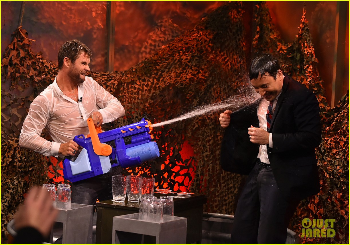 Chris Hemsworth Joins Female 'Ghostbusters' as Receptionist: Photo ...