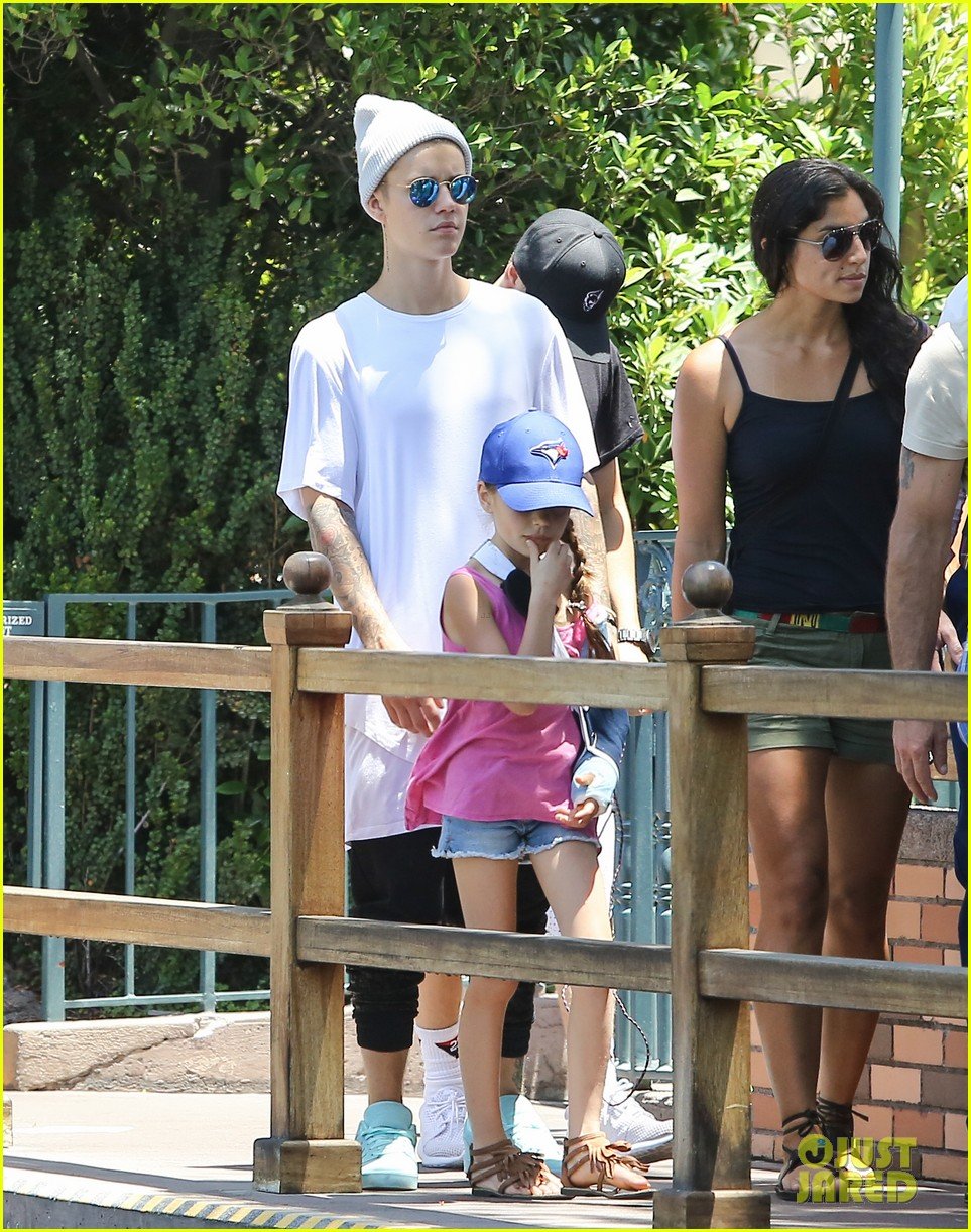Justin Bieber Treats His Family To A Day At Disneyland: Photo 3398179 ...