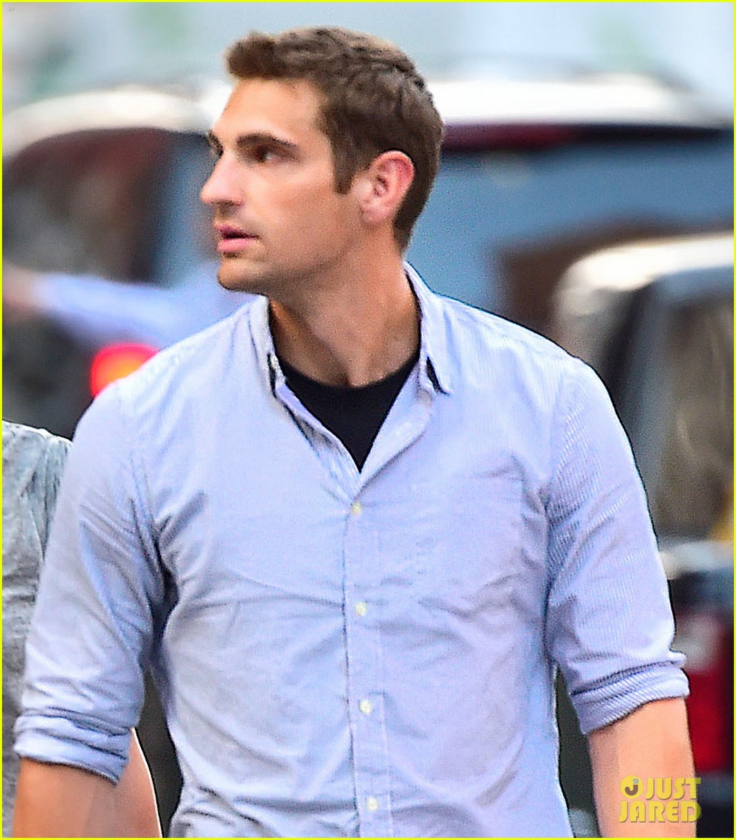 Jennifer Lawrence's Hot Bodyguard Is Getting Lots of Attention: Photo ...