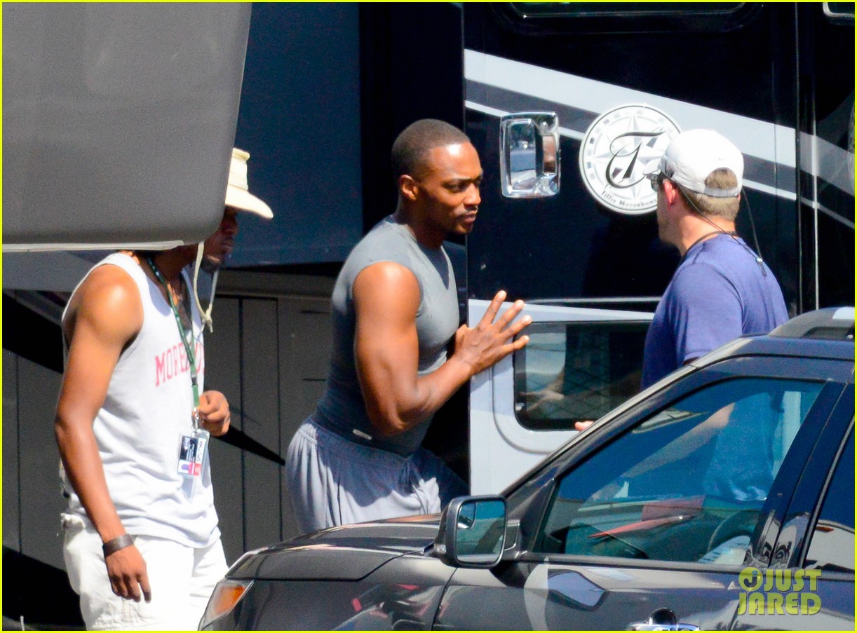 Anthony Mackie's Buff Biceps Take Over 'Captain America' Set: Photo ...