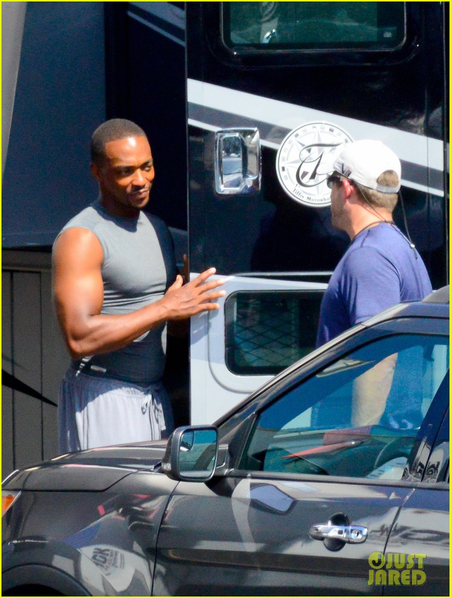 Anthony Mackie's Buff Biceps Take Over 'Captain America' Set: Photo ...