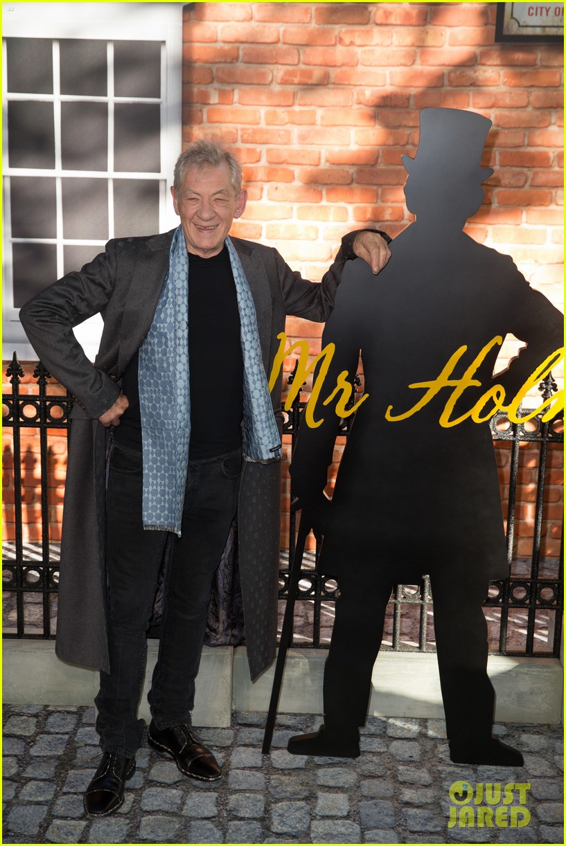 Ian McKellen & Patrick Stewart Share Friendly Kiss on the Lips: Photo ...