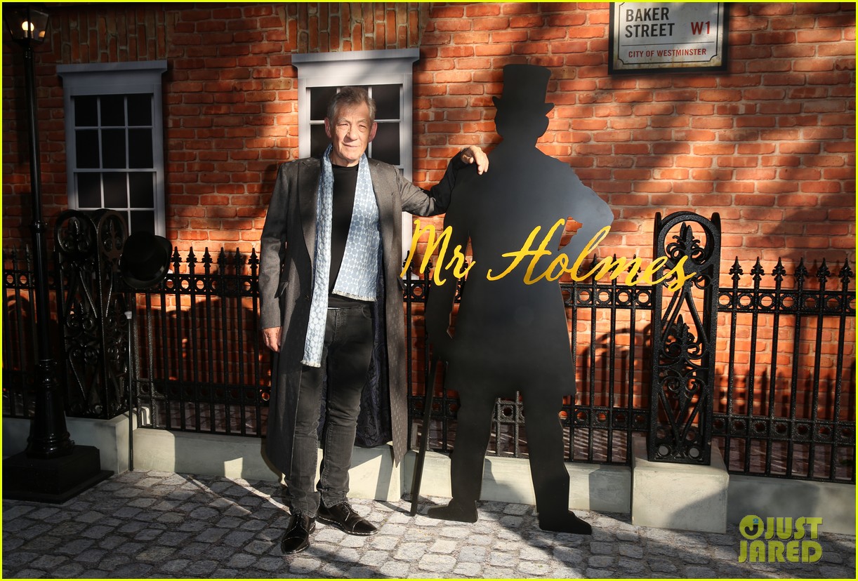 Ian McKellen & Patrick Stewart Share Friendly Kiss on the Lips: Photo ...