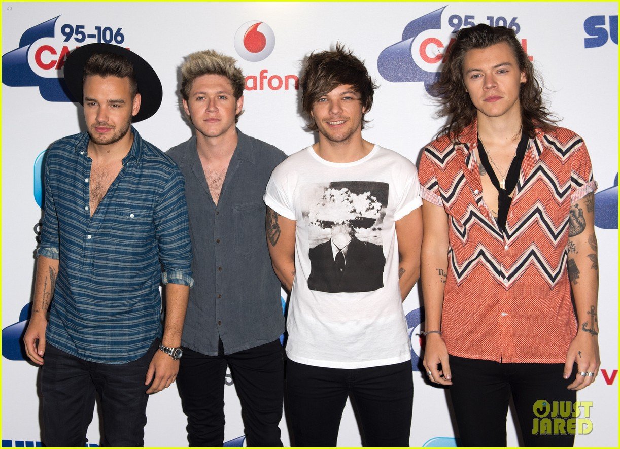 Who is the person to the left (our right) of Greg Davies? : r ...