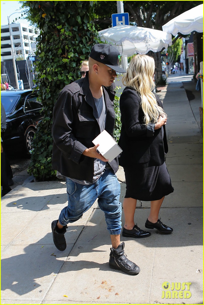 Ashlee Simpson's Hubby Evan Ross Takes The Stage at Sayers Club: Photo ...