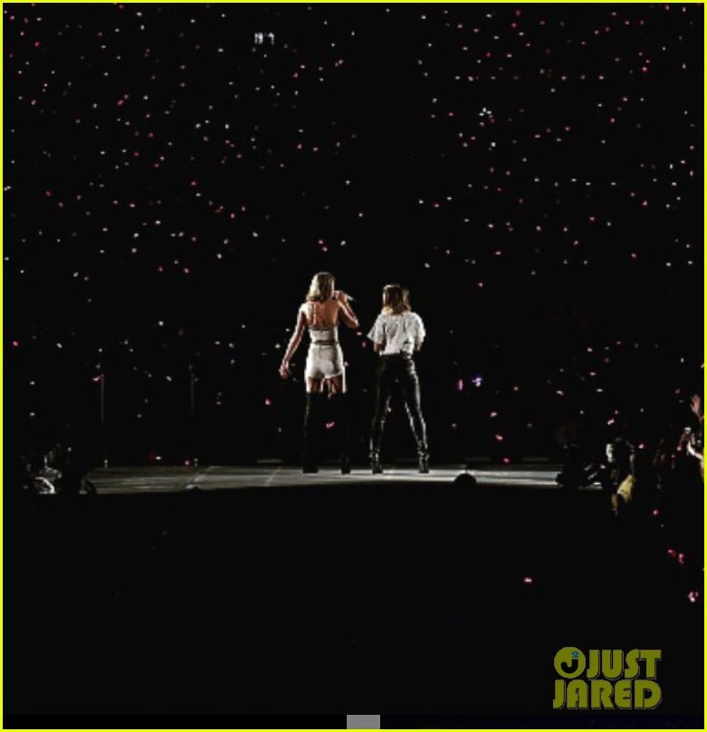 Taylor Swift Sings 'Fight Song' With Rachel Platten in Philly (Video ...