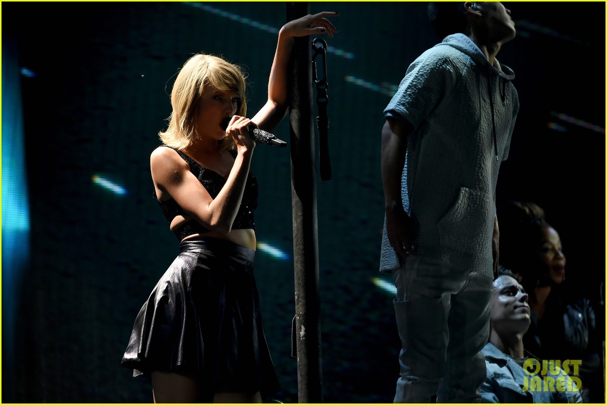 Taylor Swift Sings 'Fight Song' With Rachel Platten in Philly (Video ...