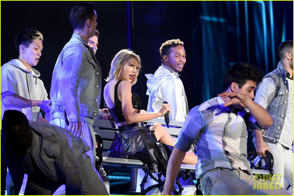 Taylor Swift Sings 'Fight Song' With Rachel Platten in Philly (Video ...
