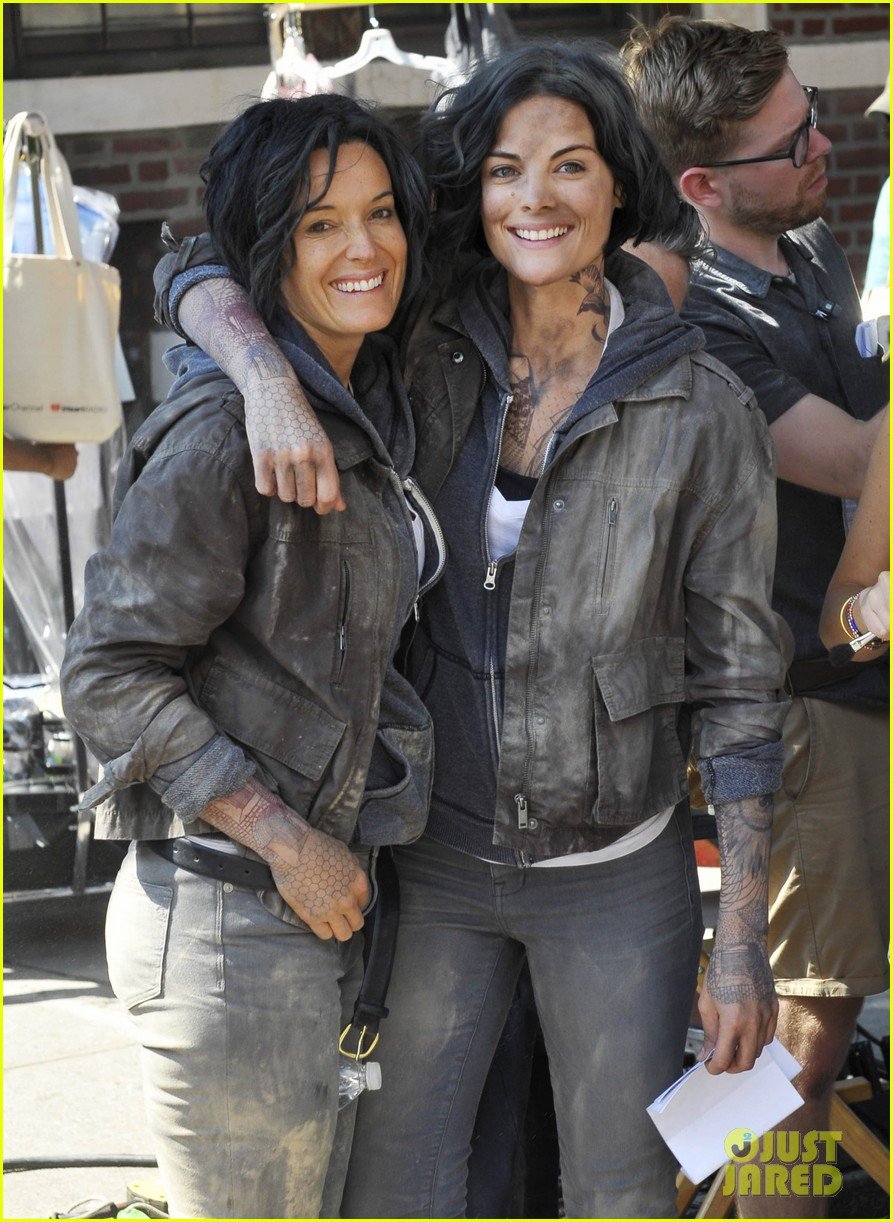 Jaimie Alexander & Sullivan Stapleton Get Dirty on 'Blindspot' Set ...