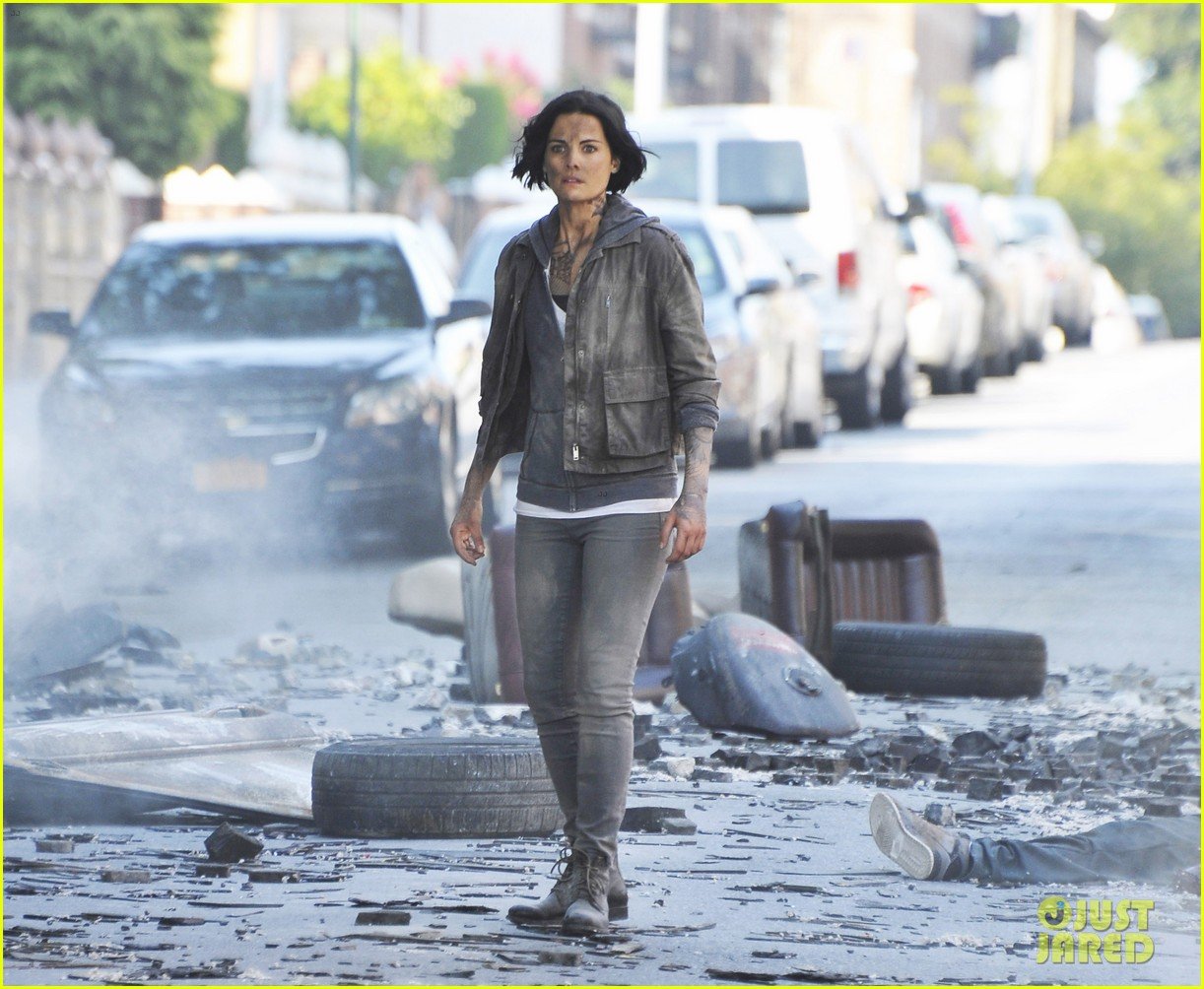 Jaimie Alexander & Sullivan Stapleton Get Dirty on 'Blindspot' Set ...