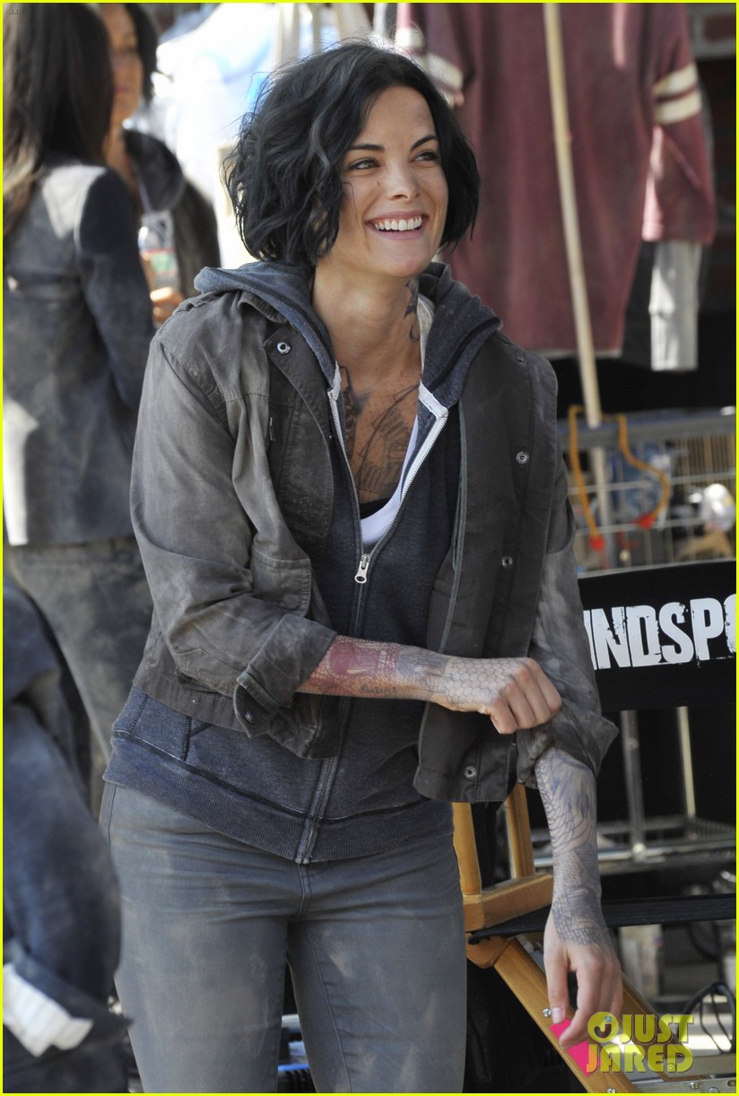 Jaimie Alexander & Sullivan Stapleton Get Dirty on 'Blindspot' Set ...
