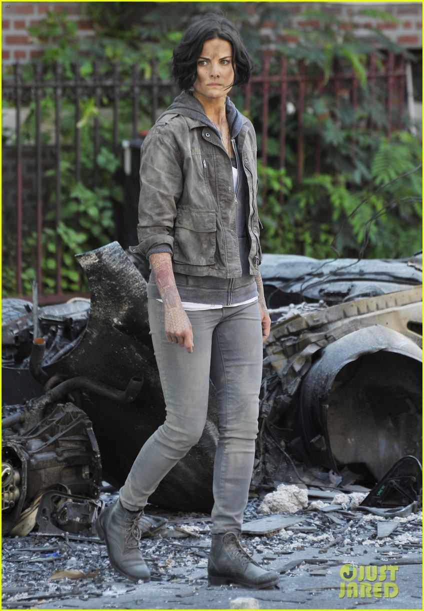 Jaimie Alexander & Sullivan Stapleton Get Dirty on 'Blindspot' Set ...