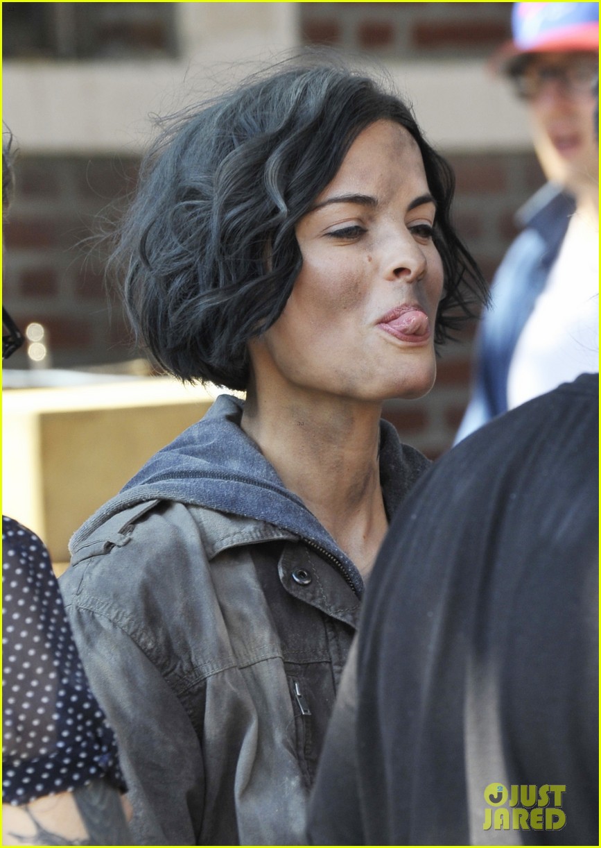 Jaimie Alexander & Sullivan Stapleton Get Dirty on 'Blindspot' Set ...