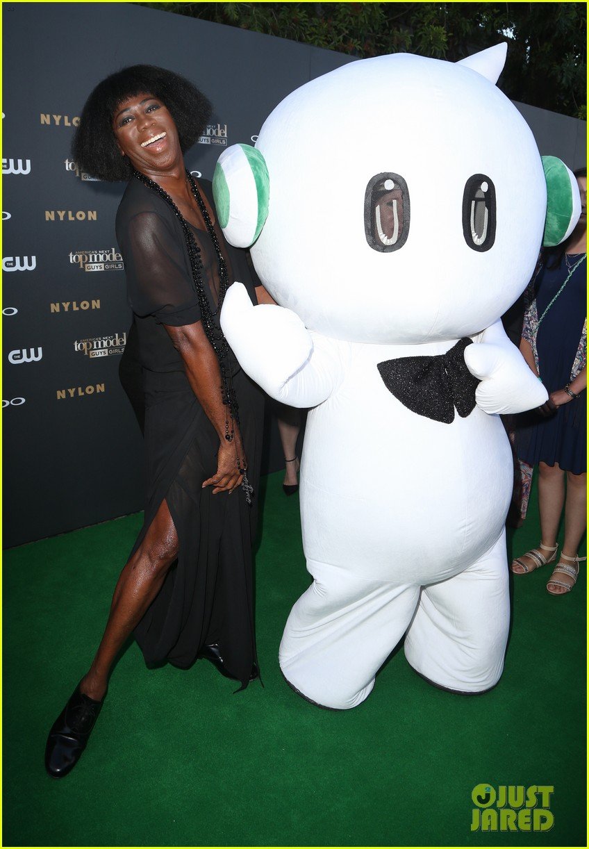 Tyra Banks Is Red Hot for 'America's Next Top Model' Cycle 22 Premiere ...