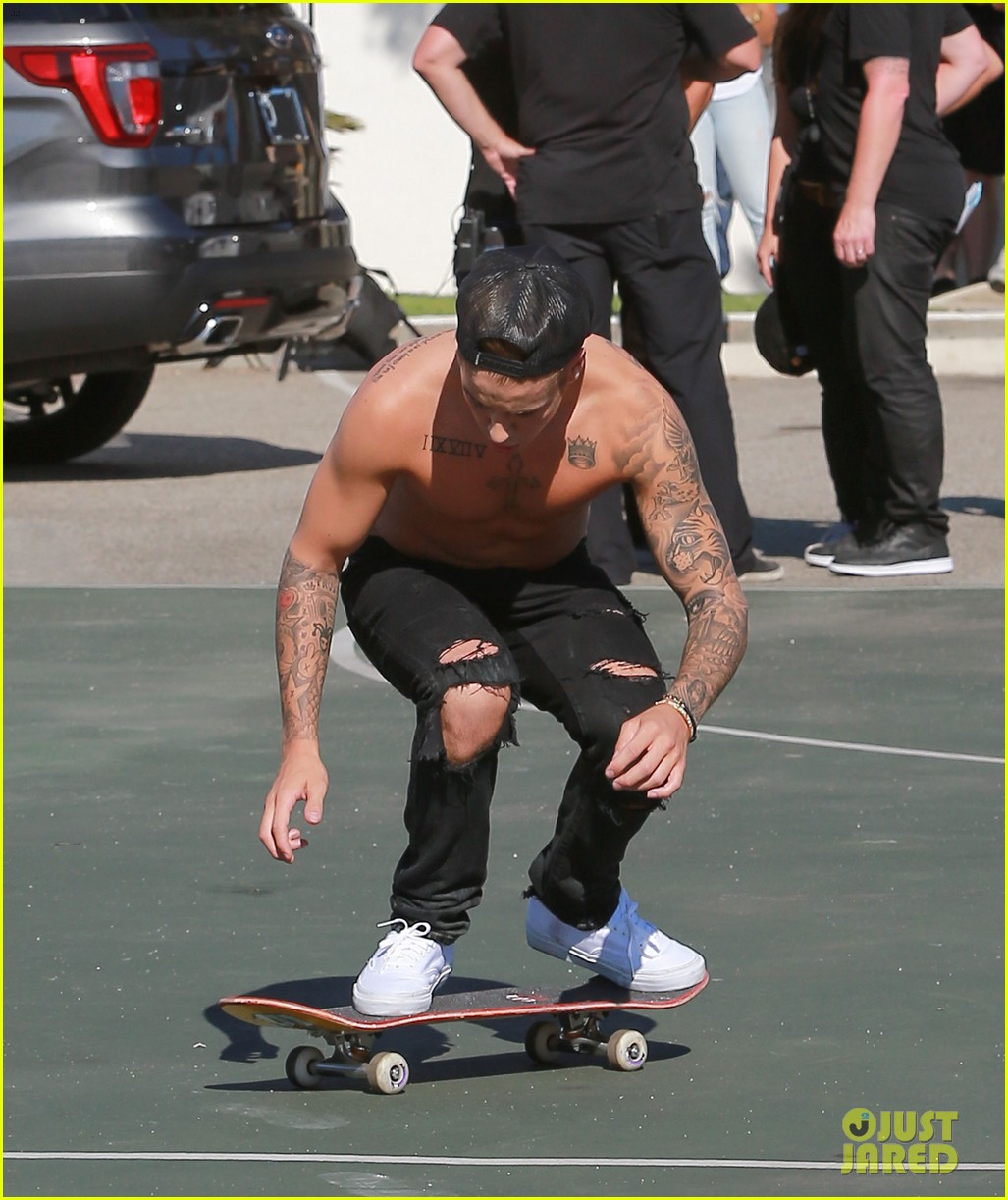 Justin Bieber Shows Off His Shirtless Body While Skateboarding: Photo ...