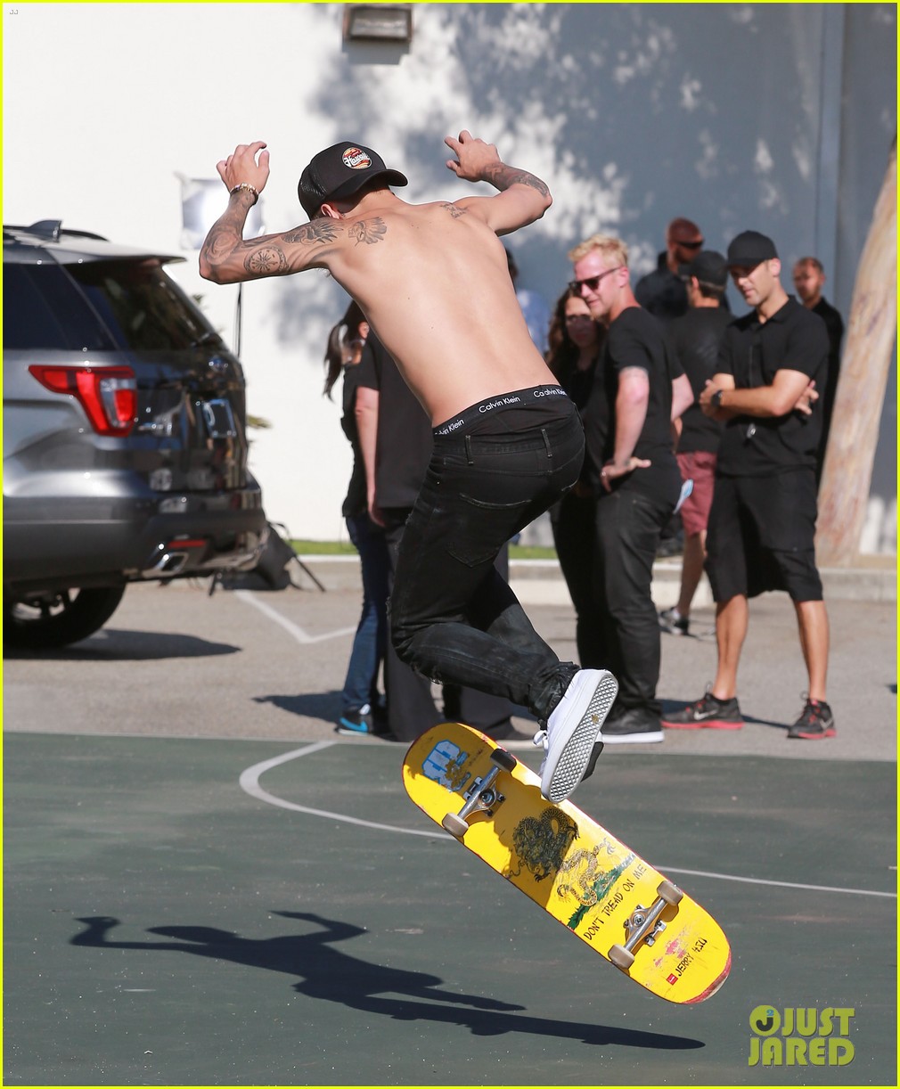 Justin Bieber Shows Off His Shirtless Body While Skateboarding: Photo ...