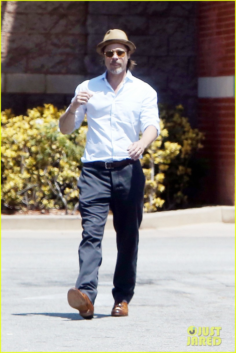 Brad Pitt & Angelina Jolie Shop For Toys Ahead of Knox & Vivienne's 7th ...