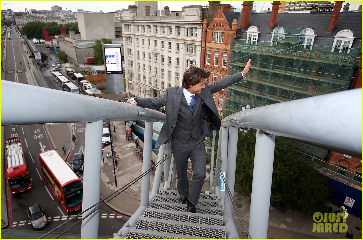 Tom Cruise Pulls Off a Stunt at 'Rogue Nation' UK Premiere!: Photo ...