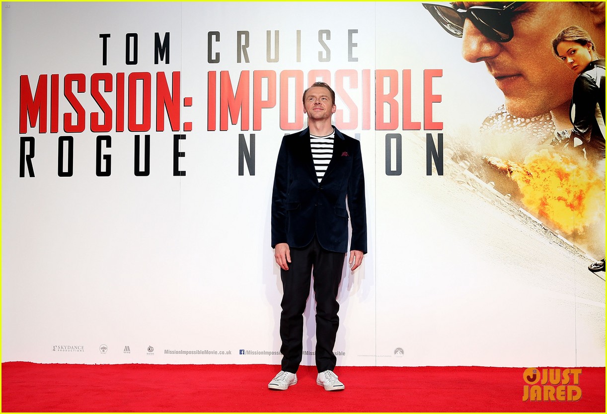 Tom Cruise Pulls Off a Stunt at 'Rogue Nation' UK Premiere!: Photo ...