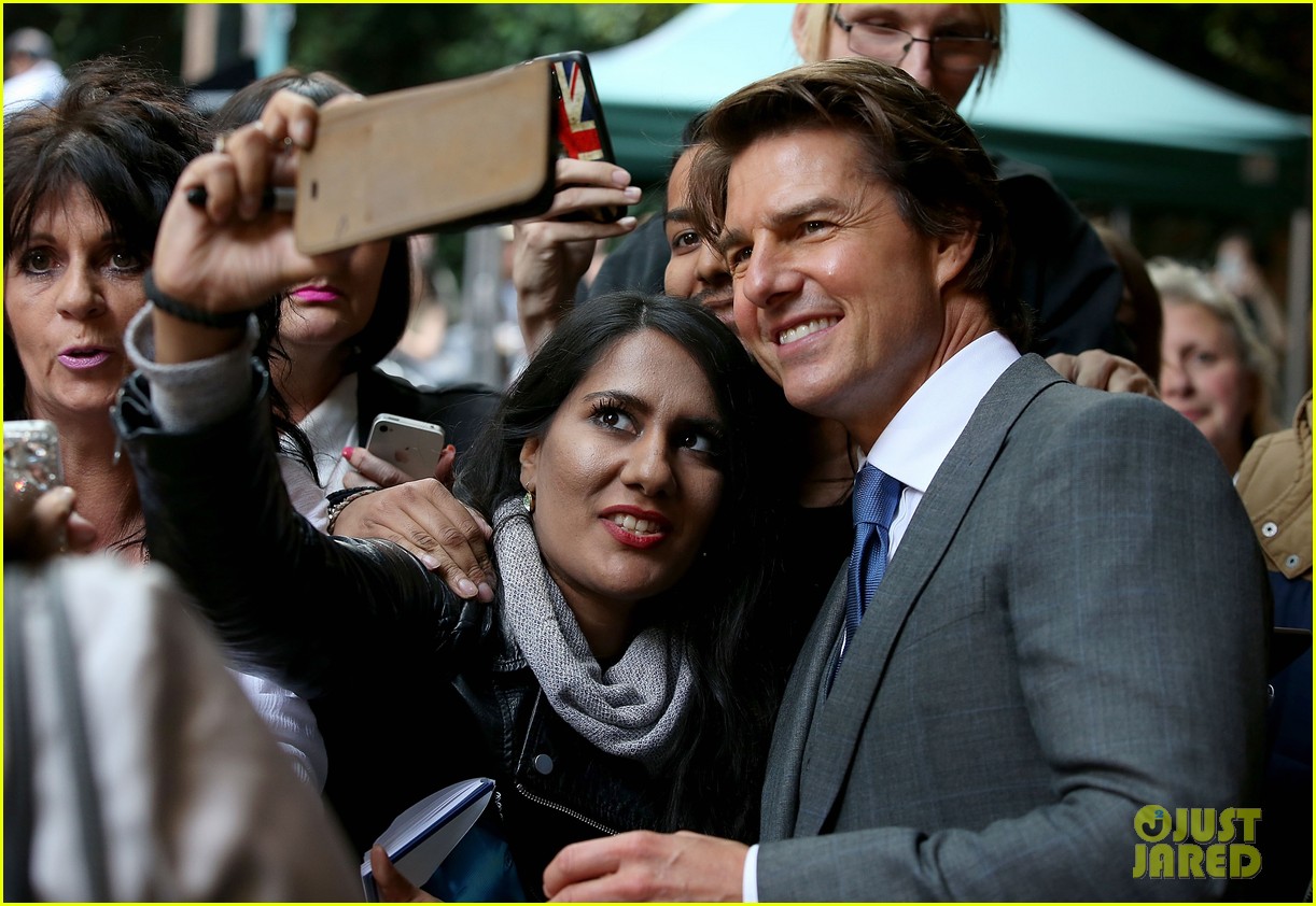 Tom Cruise Pulls Off a Stunt at 'Rogue Nation' UK Premiere!: Photo ...