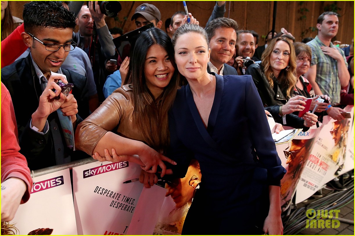 Tom Cruise Pulls Off a Stunt at 'Rogue Nation' UK Premiere!: Photo ...