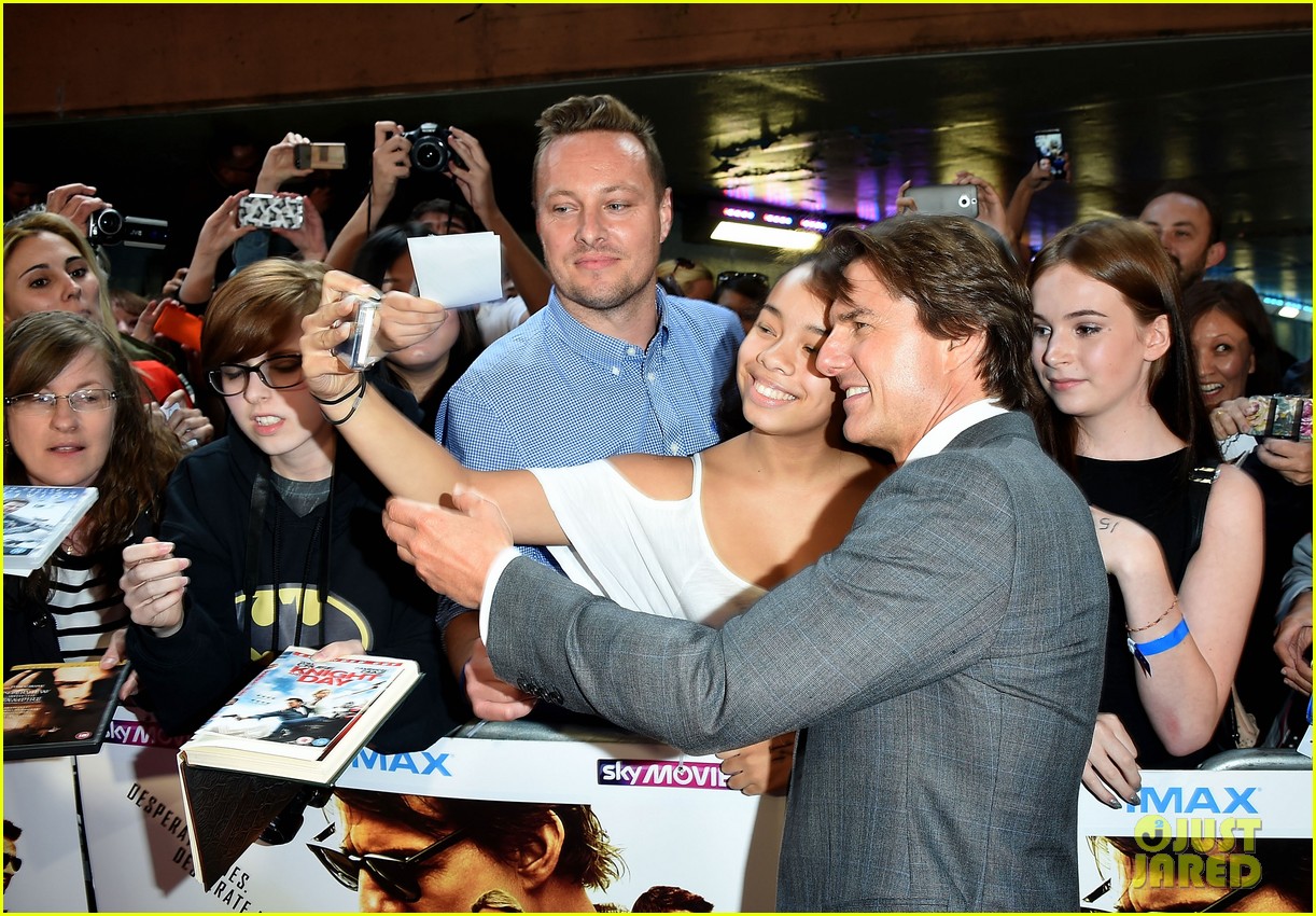 Tom Cruise Pulls Off a Stunt at 'Rogue Nation' UK Premiere!: Photo ...