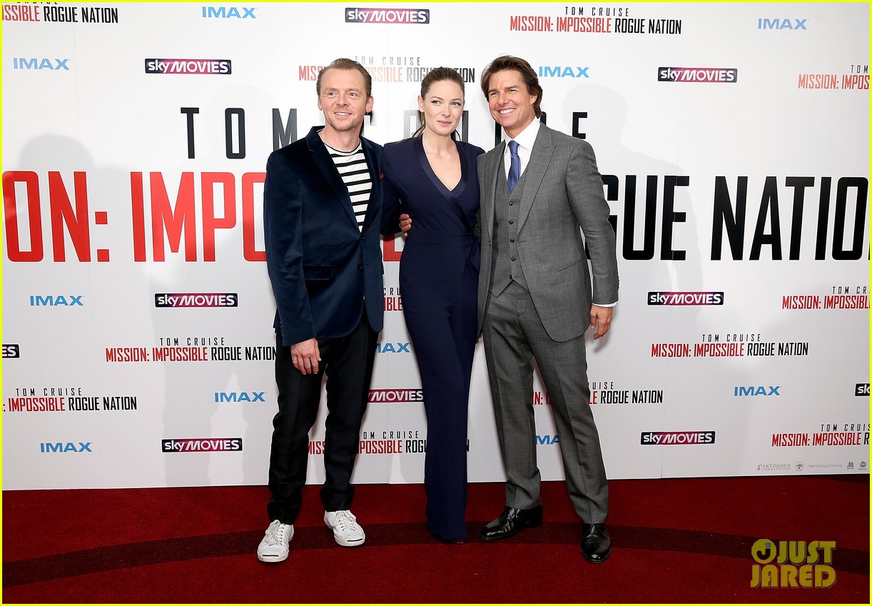 Tom Cruise Pulls Off a Stunt at 'Rogue Nation' UK Premiere!: Photo ...