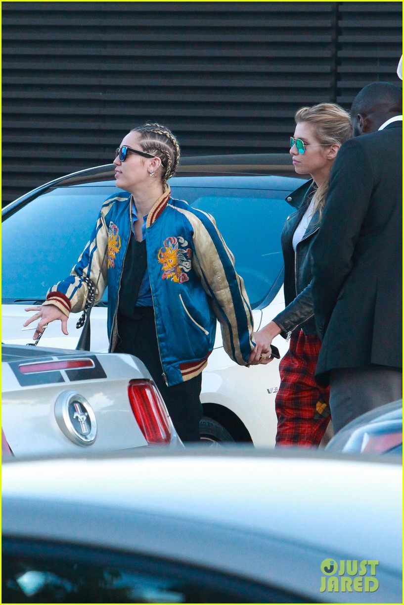 Miley Cyrus & Girlfriend Stella Maxwell Hold Hands at Dinner: Photo ...