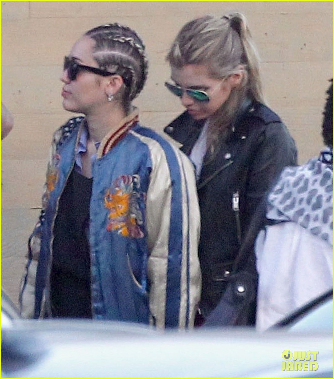 Miley Cyrus & Girlfriend Stella Maxwell Hold Hands at Dinner: Photo ...