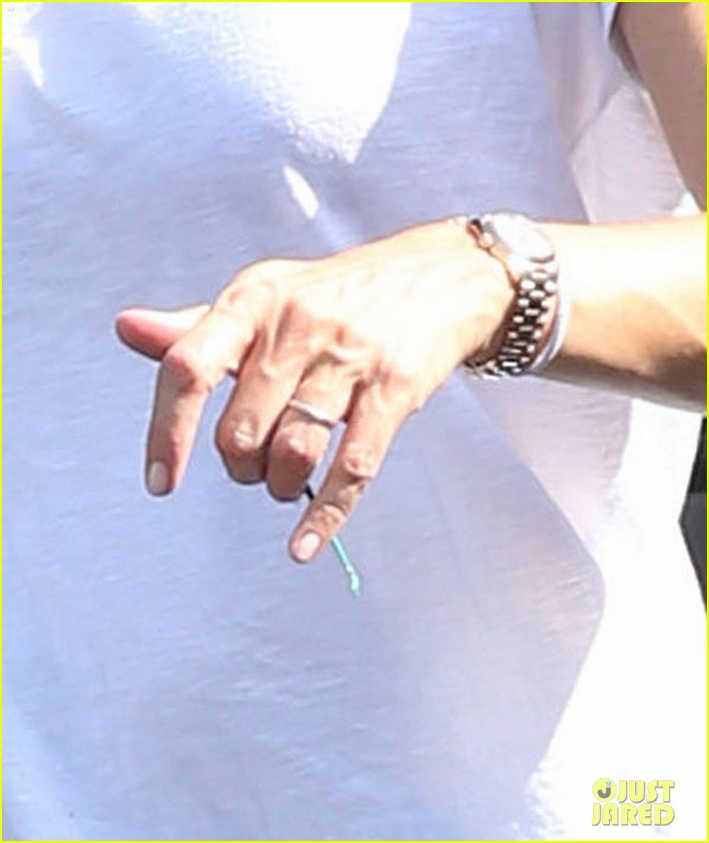 Jennifer Garner Keeps Wedding Ring On for Latest Outing: Photo 3413537 ...