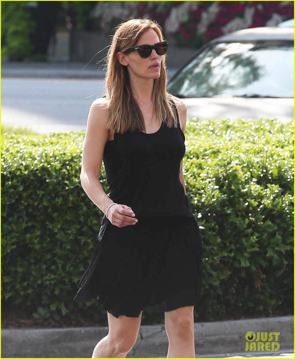 Jennifer Garner Wears Her Wedding Ring to Atlanta Party Store: Photo ...