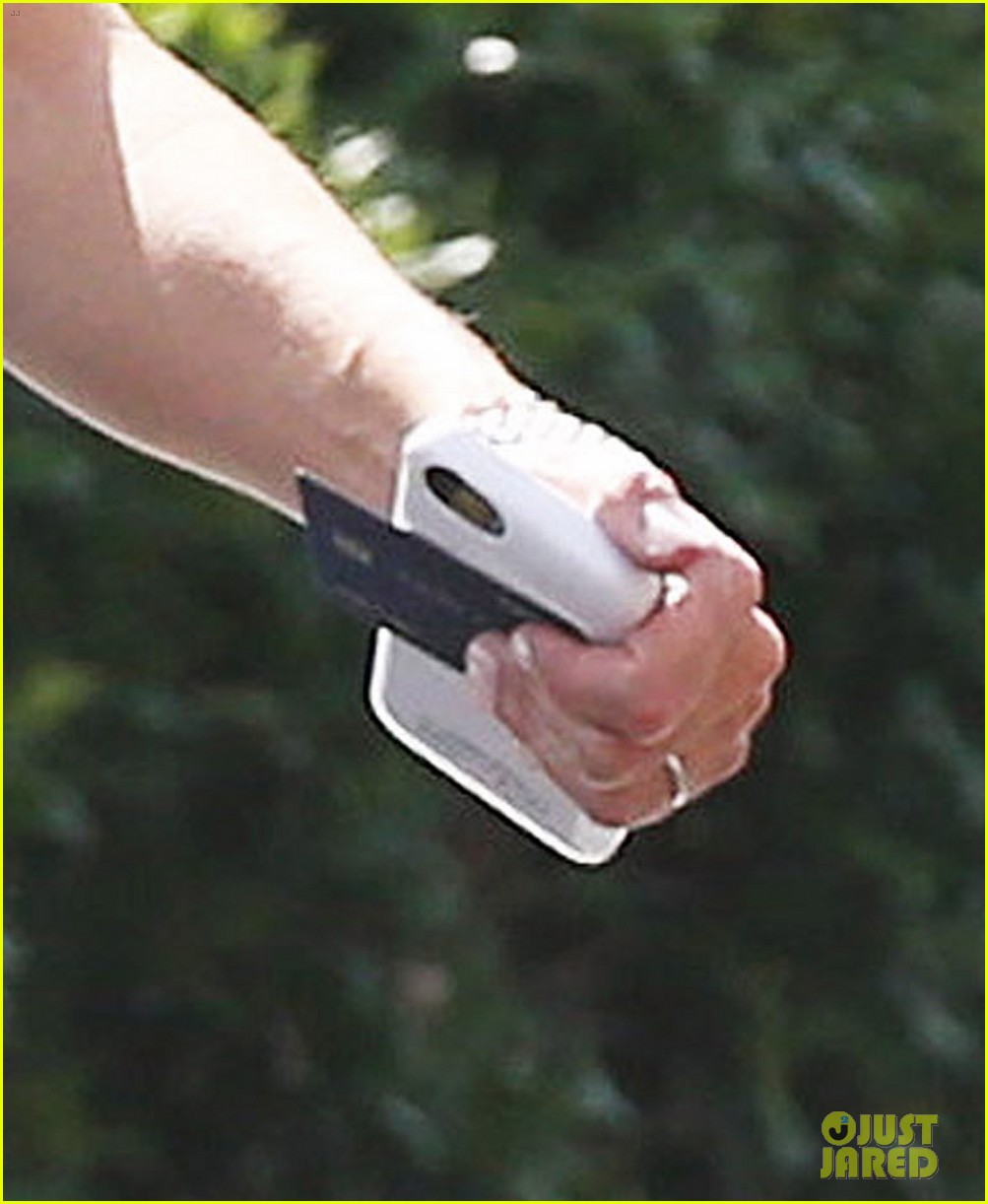 Jennifer Garner Wears Her Wedding Ring to Atlanta Party Store: Photo ...