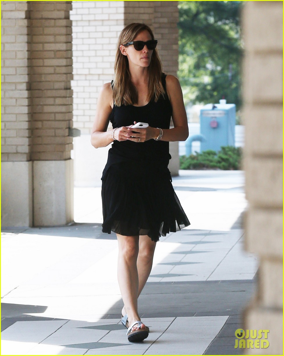 Jennifer Garner Wears Her Wedding Ring to Atlanta Party Store: Photo ...