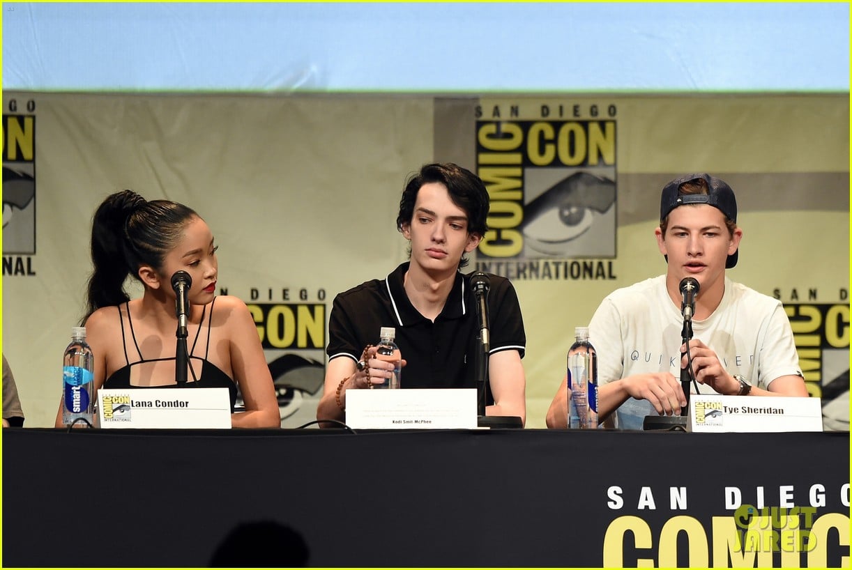 Jennifer Lawrence & Hugh Jackman Embrace at 'X-Men' Comic-Con Panel ...