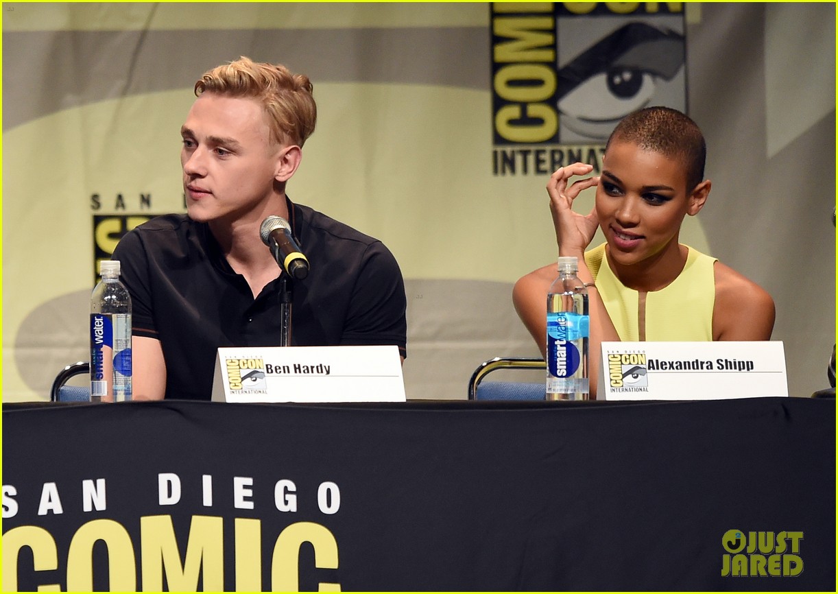 Jennifer Lawrence & Hugh Jackman Embrace at 'X-Men' Comic-Con Panel ...