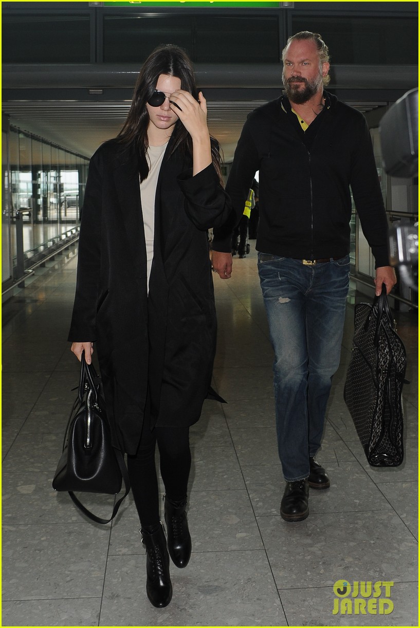 Kendall Jenner & Mom Kris Fly Out of London Together: Photo 3415877 ...