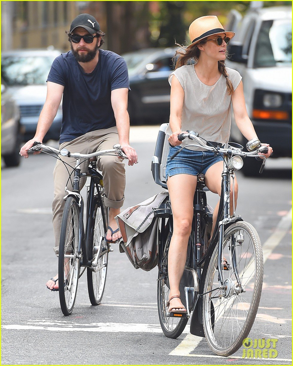 Keri Russell & Matthew Rhys Look So Cute Together on Their Romantic ...