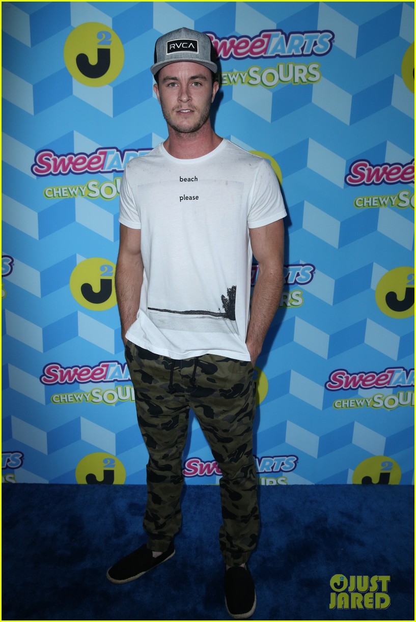 Bella Thorne & Gregg Sulkin Couple Up at Just Jared's Summer Bash ...