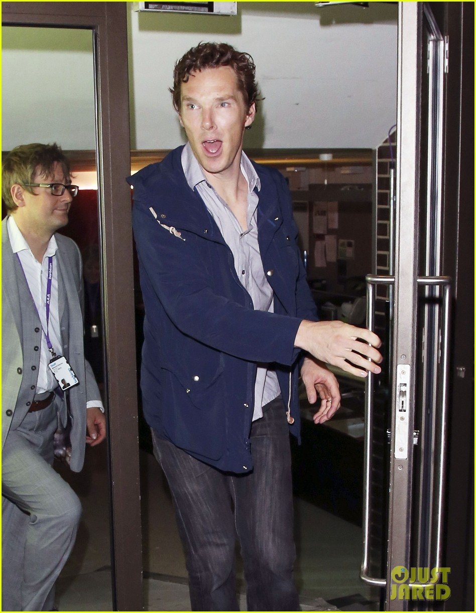 Benedict Cumberbatch is Fan Friendly After 'Hamlet' Show: Photo 3437044 ...