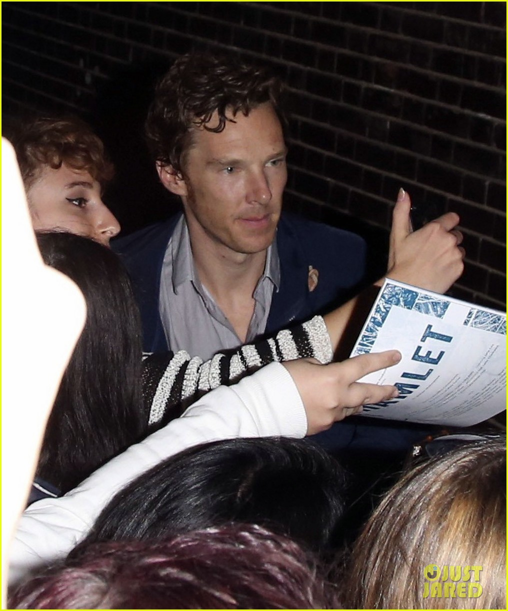 Benedict Cumberbatch is Fan Friendly After 'Hamlet' Show: Photo 3437059 ...