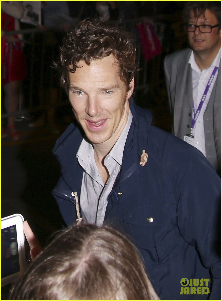 Benedict Cumberbatch is Fan Friendly After 'Hamlet' Show: Photo 3437061 ...