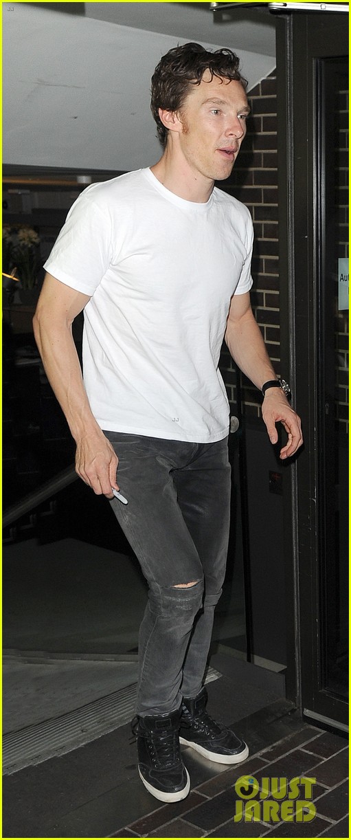 Benedict Cumberbatch Gets Mobbed by Fans After 'Hamlet': Photo 3447084 ...