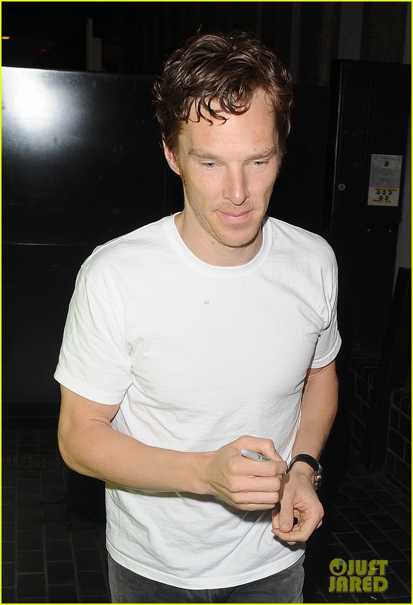 Benedict Cumberbatch Gets Mobbed by Fans After 'Hamlet': Photo 3447086 ...