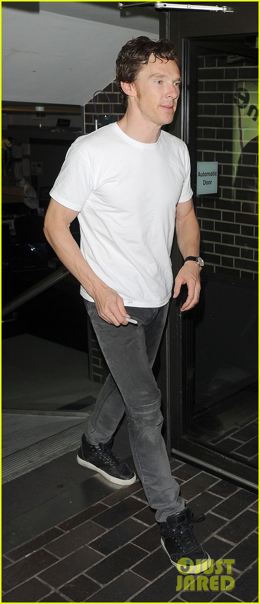 Benedict Cumberbatch Gets Mobbed by Fans After 'Hamlet': Photo 3447088 ...