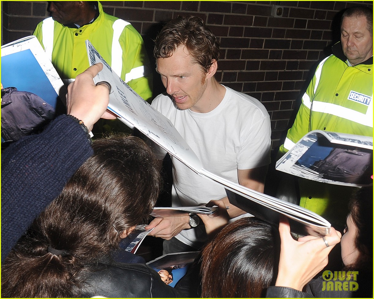 Benedict Cumberbatch Gets Mobbed by Fans After 'Hamlet': Photo 3447104 ...