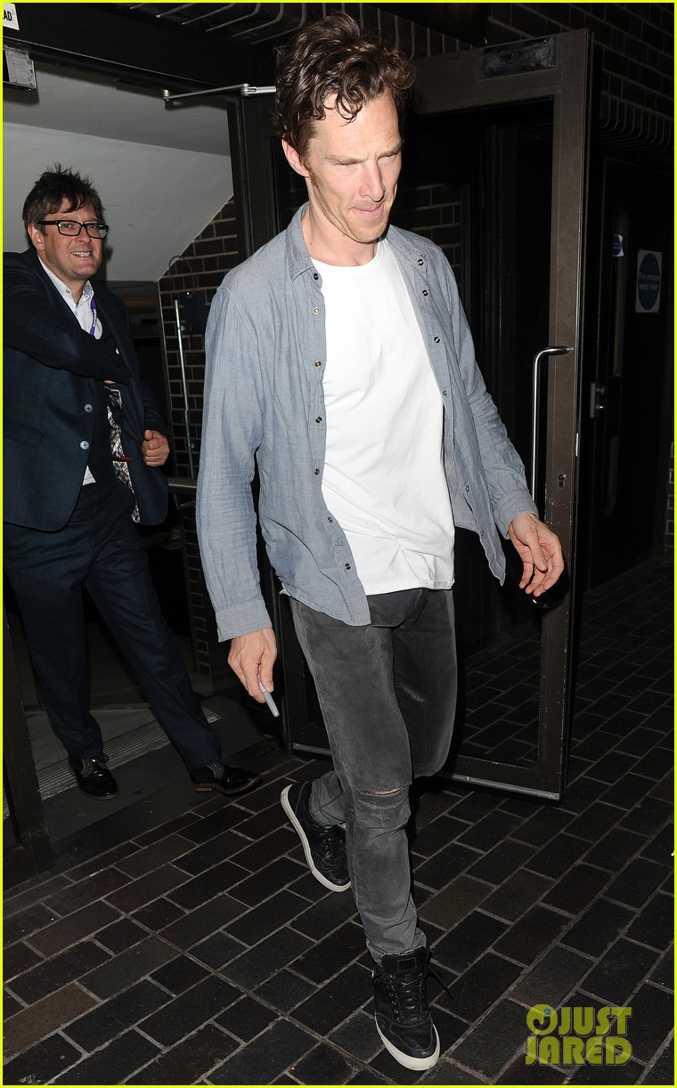 Benedict Cumberbatch Gets Mobbed by Fans After 'Hamlet': Photo 3447112 ...